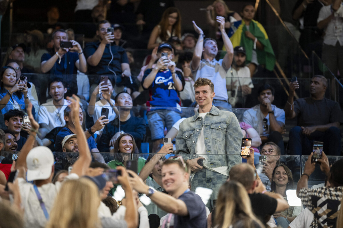 Photo : Léon Marchand pendant le quart de finale de basket-ball entre ...