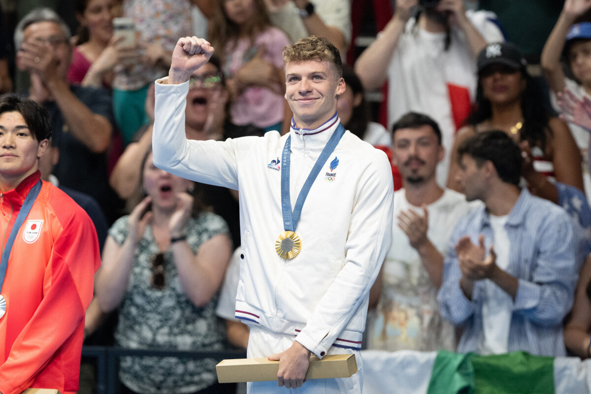Photo : Léon Marchand de l'équipe de France pose avec sa médaille d'or ...