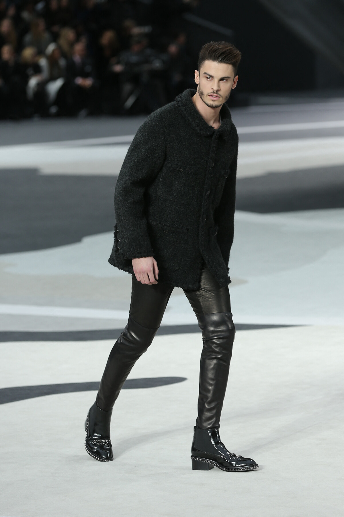 Photo : Le mannequin Baptiste Giabiconi présente une création du ...