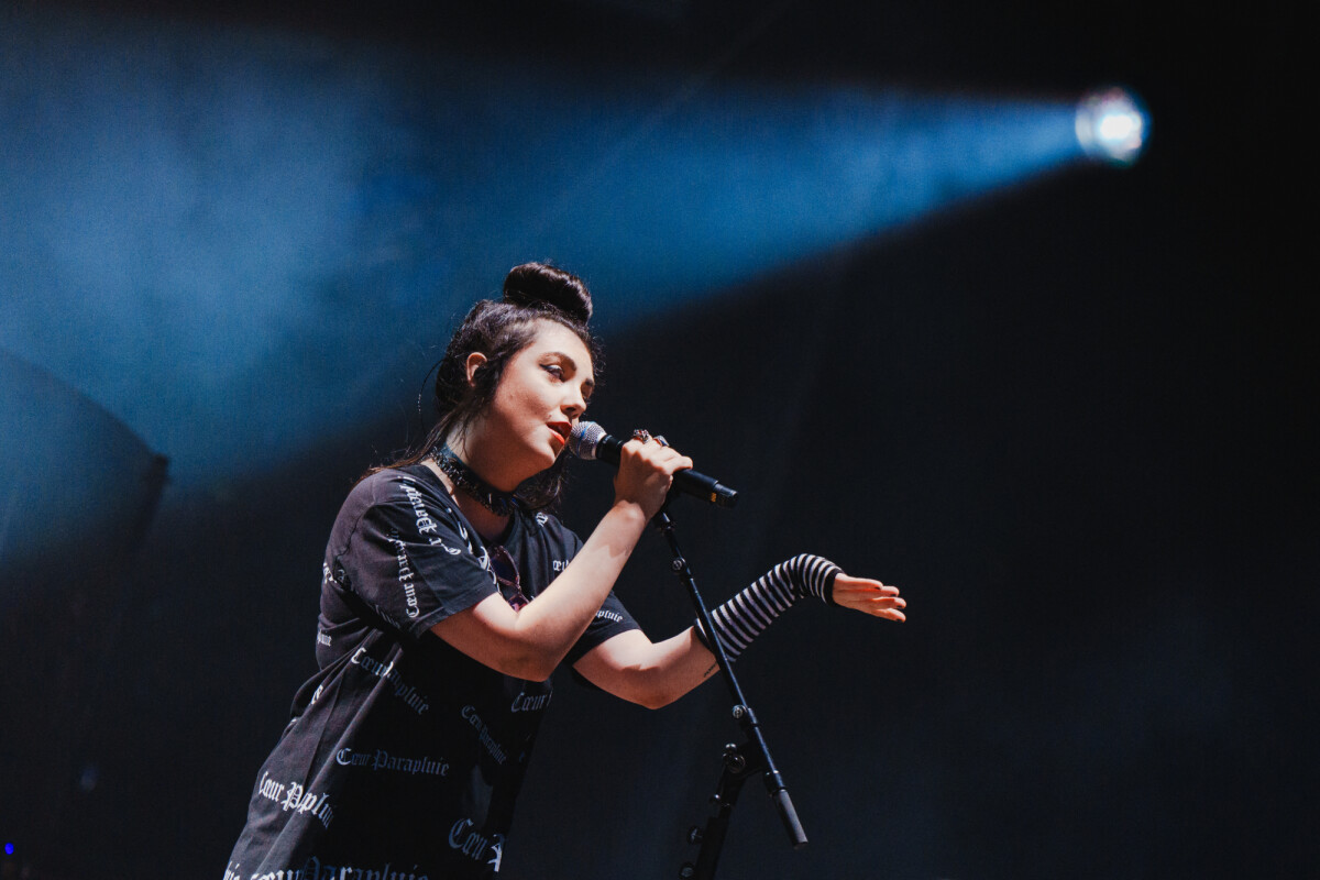 Photo : Hoshi (Mathilde Gerner) en concert lors du festival RTL2 2024 ...
