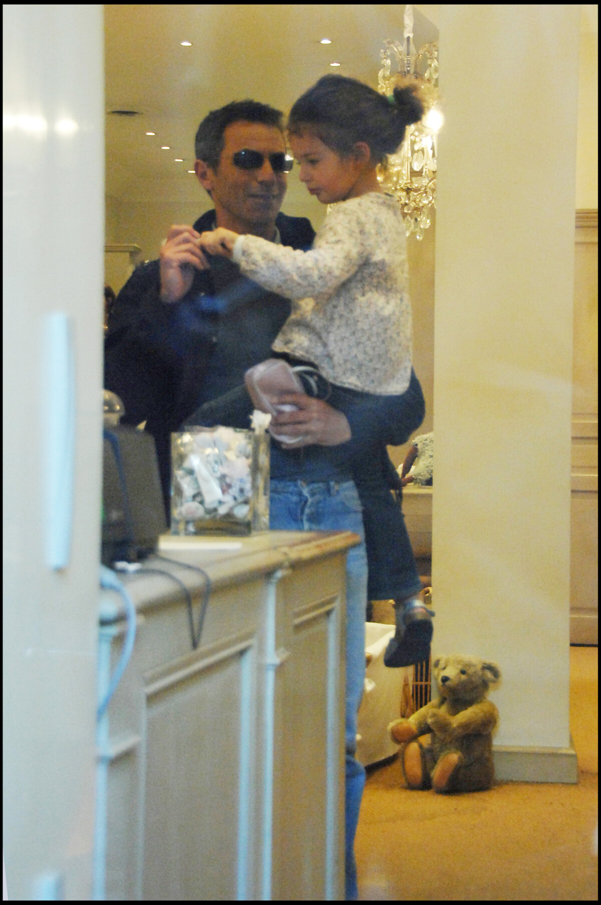 Photo : Monica Bellucci et sa fille Deva font du shopping chez Bonpoint à Rome. - Purepeople