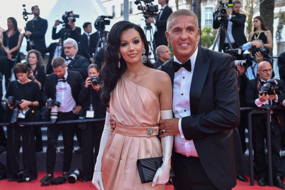 Photo : Samy Naceri et sa compagne Sofia Athéna - Montée des marches ...