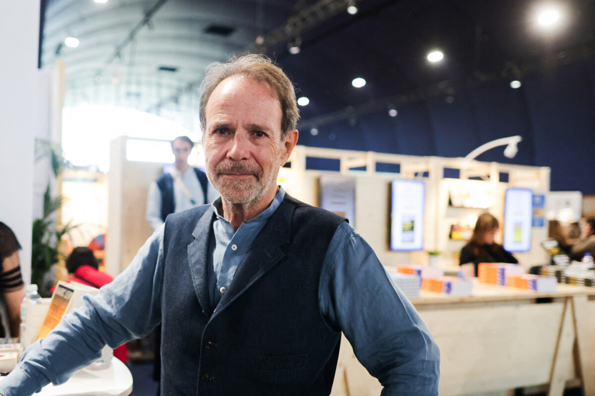 Photo : Marc Levy signe son livre au Festival du livre de Paris, au ...
