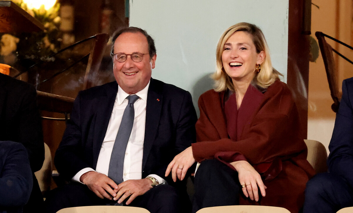 Photo : François Hollande et sa femme Julie Gayet assistent au match ...