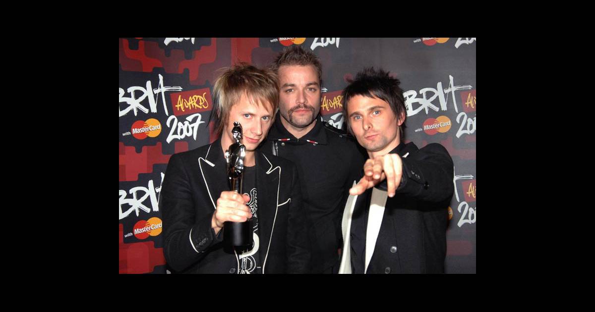 Christopher Wolstenholme avec les autres membres de Muse lors des Brit ...