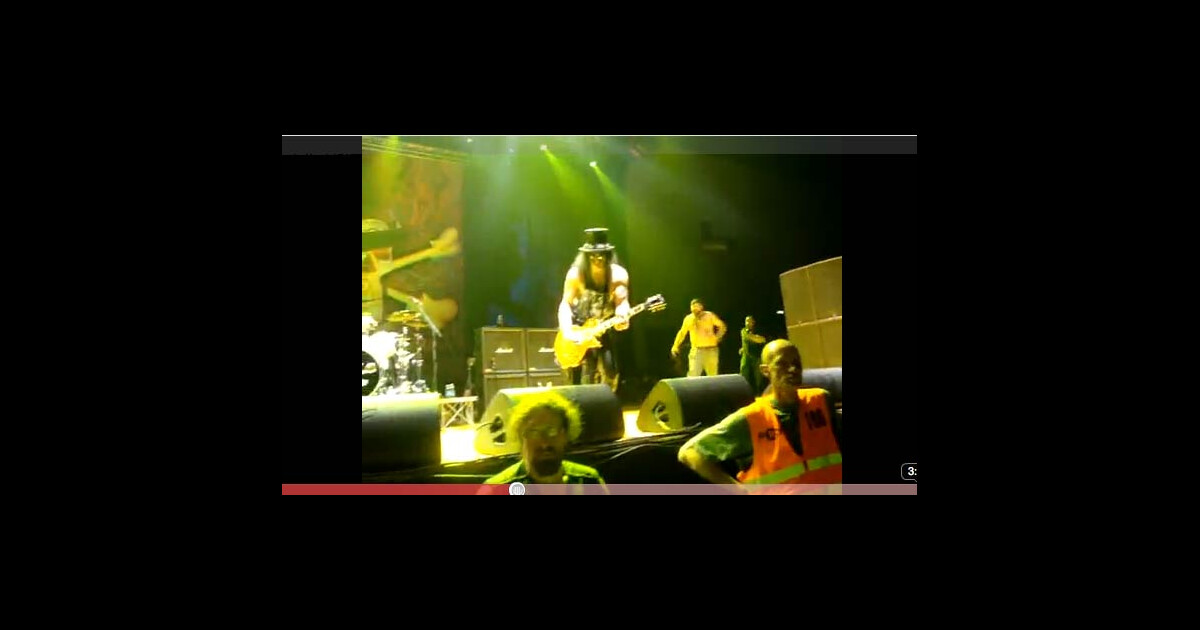 Regardez Slash, ex-membre de Guns N'Roses, se faire agresser en plein ...