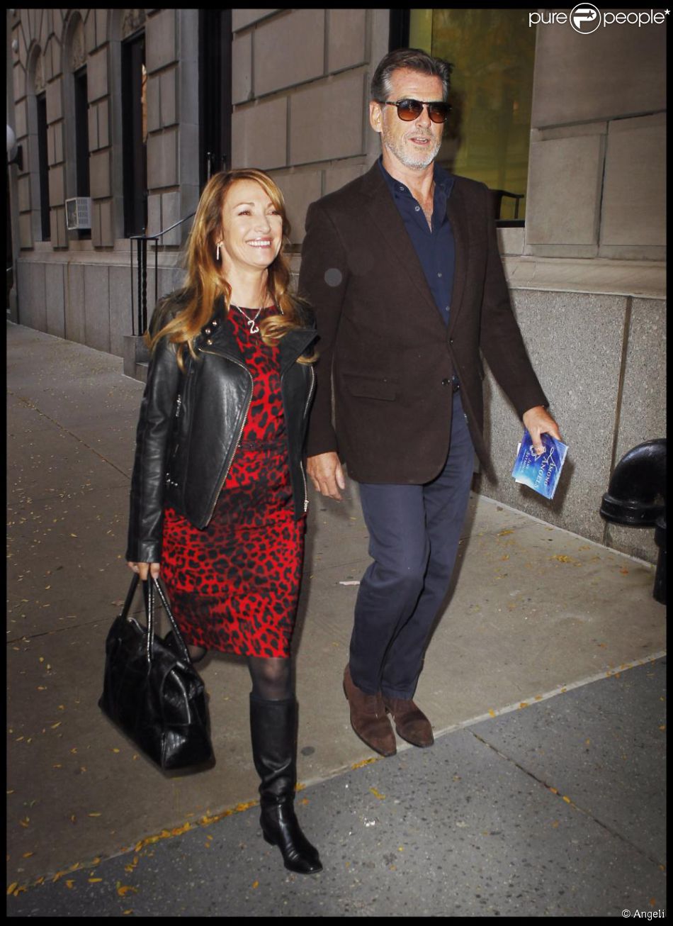 Pierce Brosnan et Jane Seymour en amis dans la rue à New York, le 28 ...
