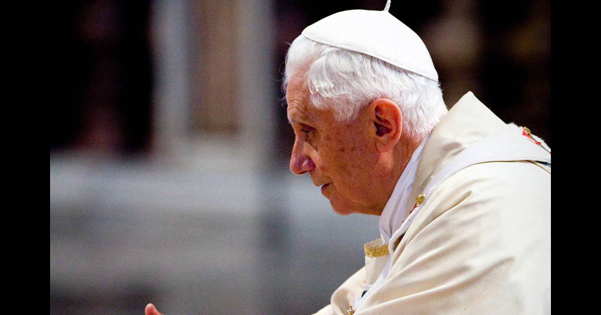 Le pape Benoit XVII se recueille lors de la cérémonie de béatification ...