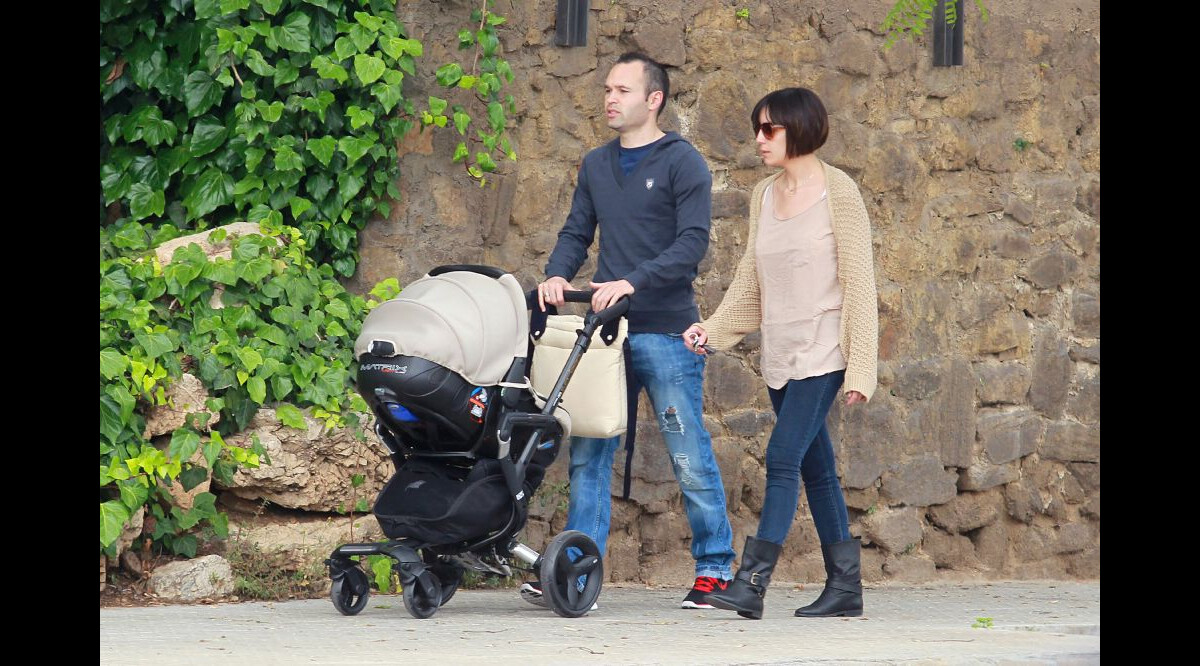 Photo : Andres Iniesta et sa compagne Ana pour une balade dans les rues ...