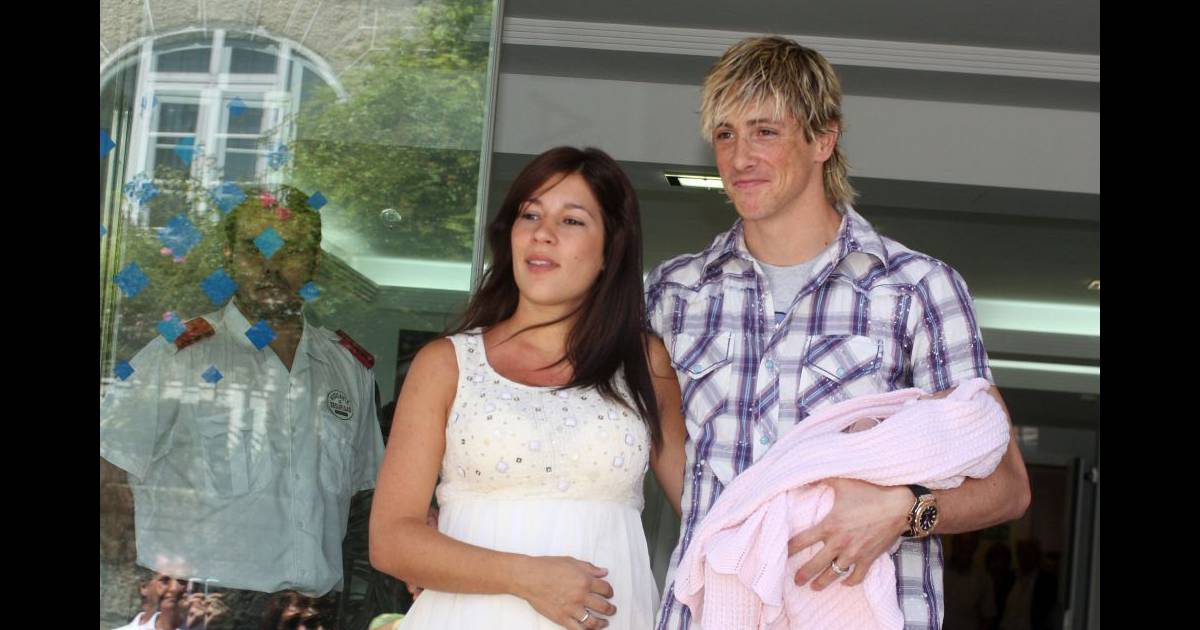 Fernando Torres et sa femme Olalla Dominguez présentent leur fille Nora ...