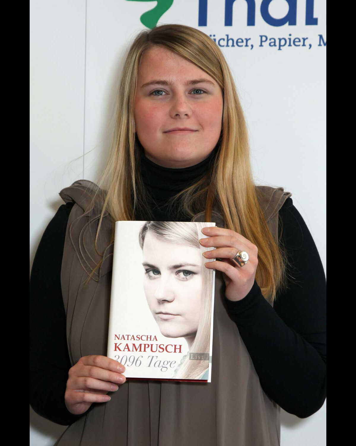 Photo : Natascha Kampusch pose avec son livre à Vienne, le 10 septembre ...