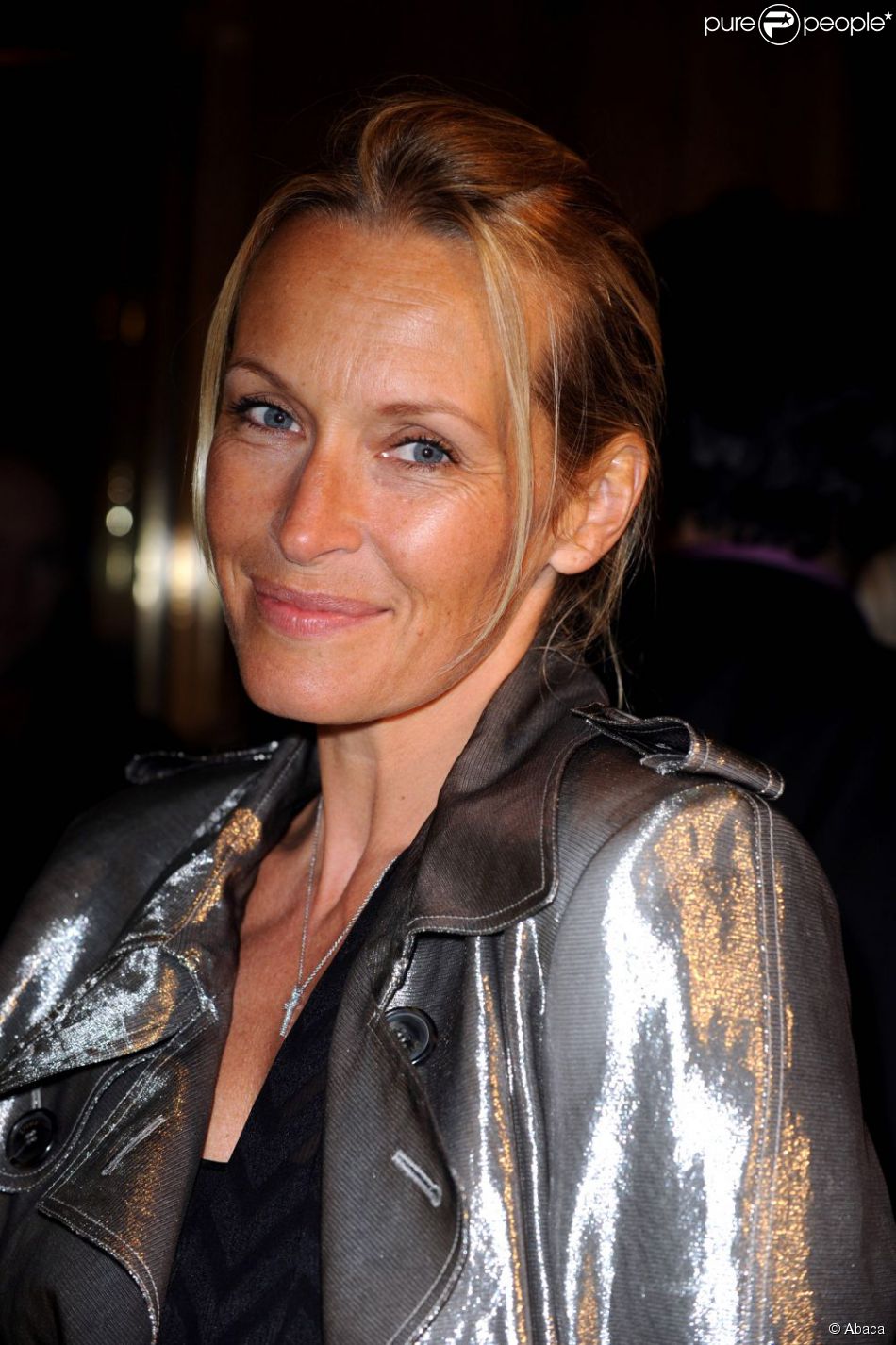 Estelle Lefébure sublime en soirée à Paris le 4 mars 2010 - Purepeople