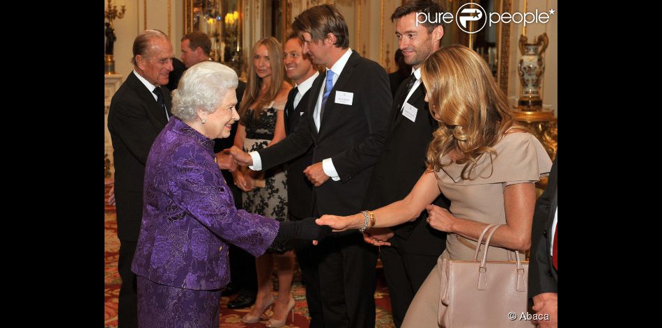 Hugh Jackman et Elle Macpherson officiellement présentés à la reine ...