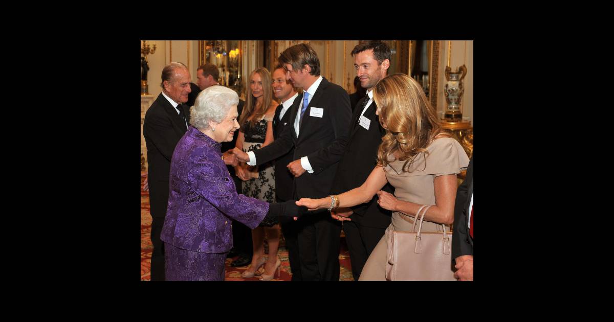 Hugh Jackman et Elle Macpherson officiellement présentés à la reine ...