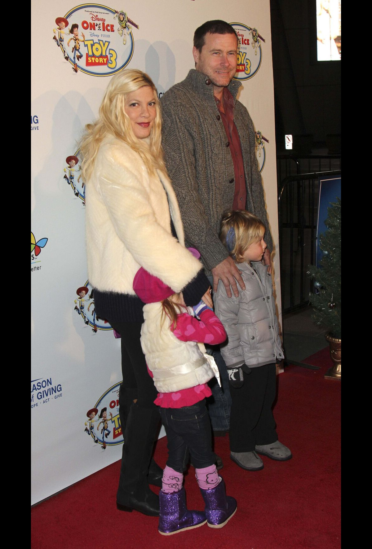 Photo : Tori Spelling, son mari Dean McDermott et leurs enfants lors de ...