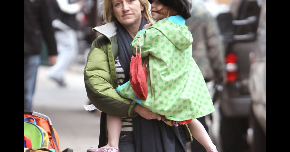 Edie Falco présente enfin sa mignonne petite fille, Macy - Purepeople