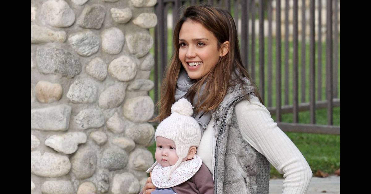 Jessica Alba épanouie en maman poule avec ses adorables filles Haven et ...