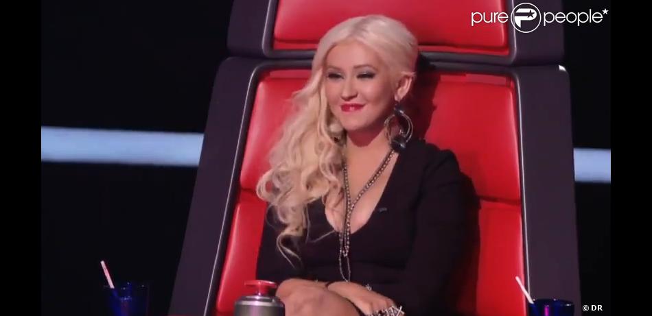 Christina Aguilera buzze et découvre le visage de Sera Hill, dans The ...