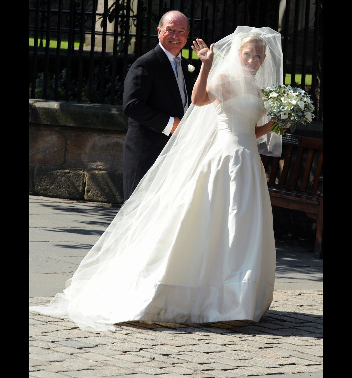 Photo : Le capitaine Mark Phillips menant sa fille Zara à l'autel, le ...