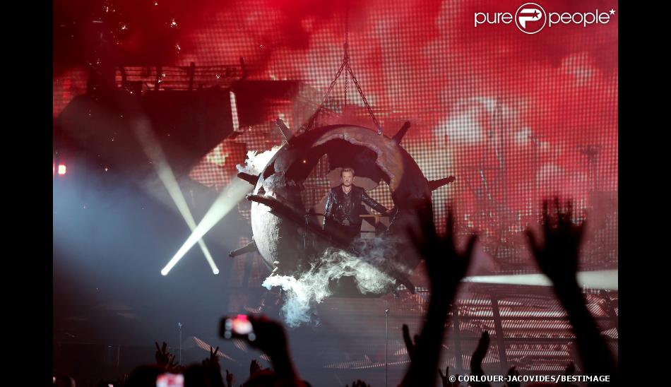 Entrée sur scène incroyable pour Johnny Hallyday, à Montpellier pour le ...