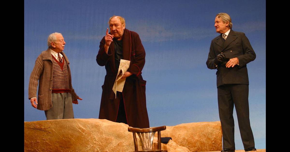 Maurice Chevit dans la pièce Le Vent des peupliers, en 2003, avec ...