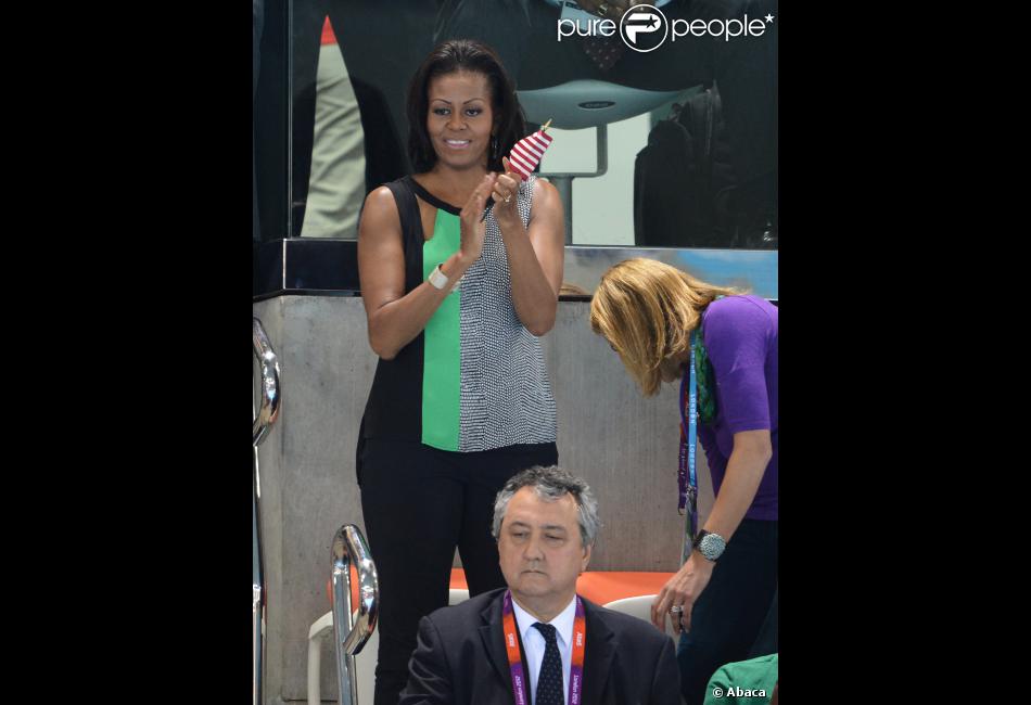 Drapeau à la main, Michelle Obama soutient les nageurs américains aux ...