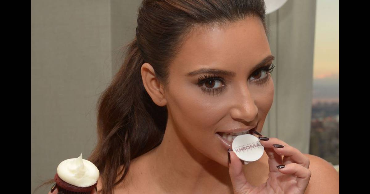 Kim Kardashian croque la vie quand elle présente sa marque de produits de maquillage Khroma ...