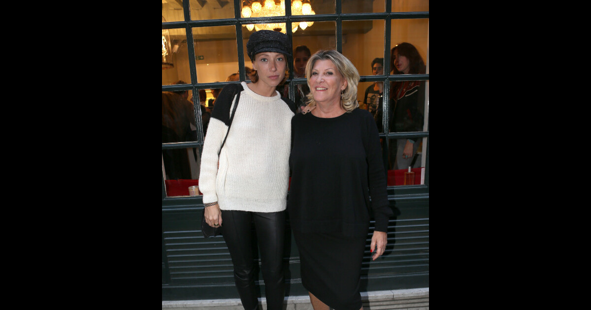 Laura Smet, rayonnante, auprès d'Amanda Sthers pour une soirée beauté ...