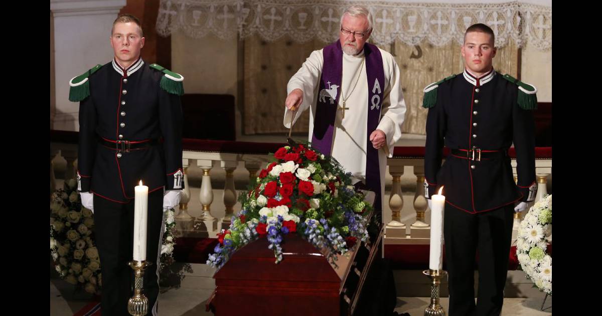 L'évêque Ole Christian Kvarme conduisait la cérémonie. Obsèques de la ...