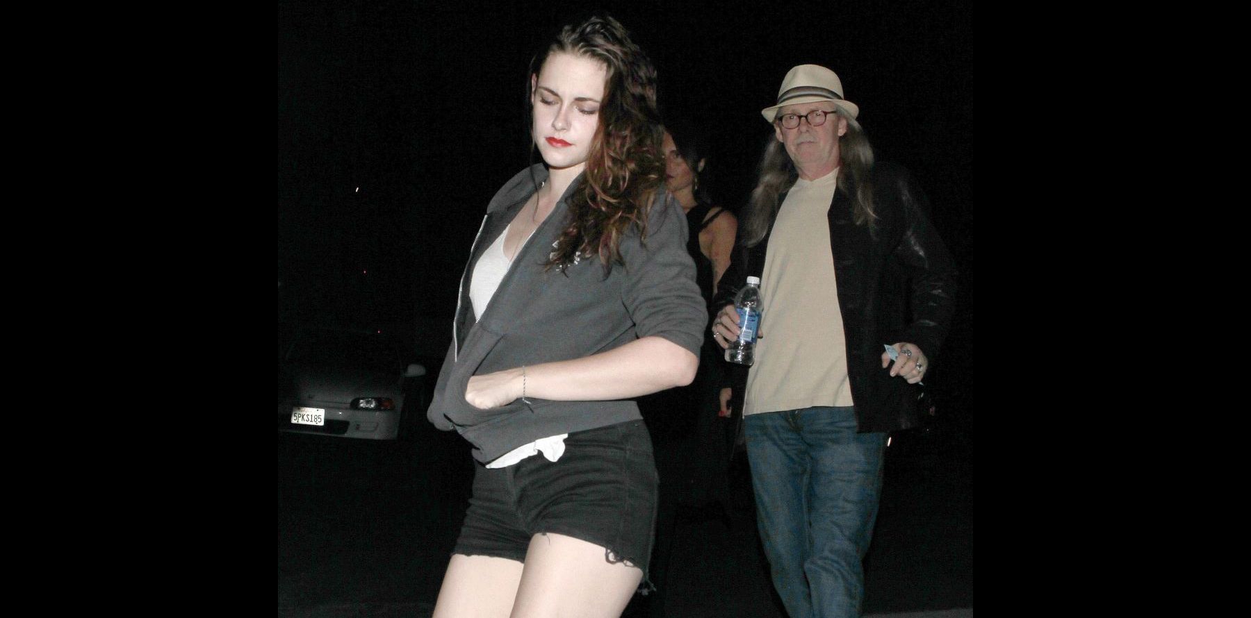 Kristen Stewart, en minishort, accompagne son père chevelu en concert ...