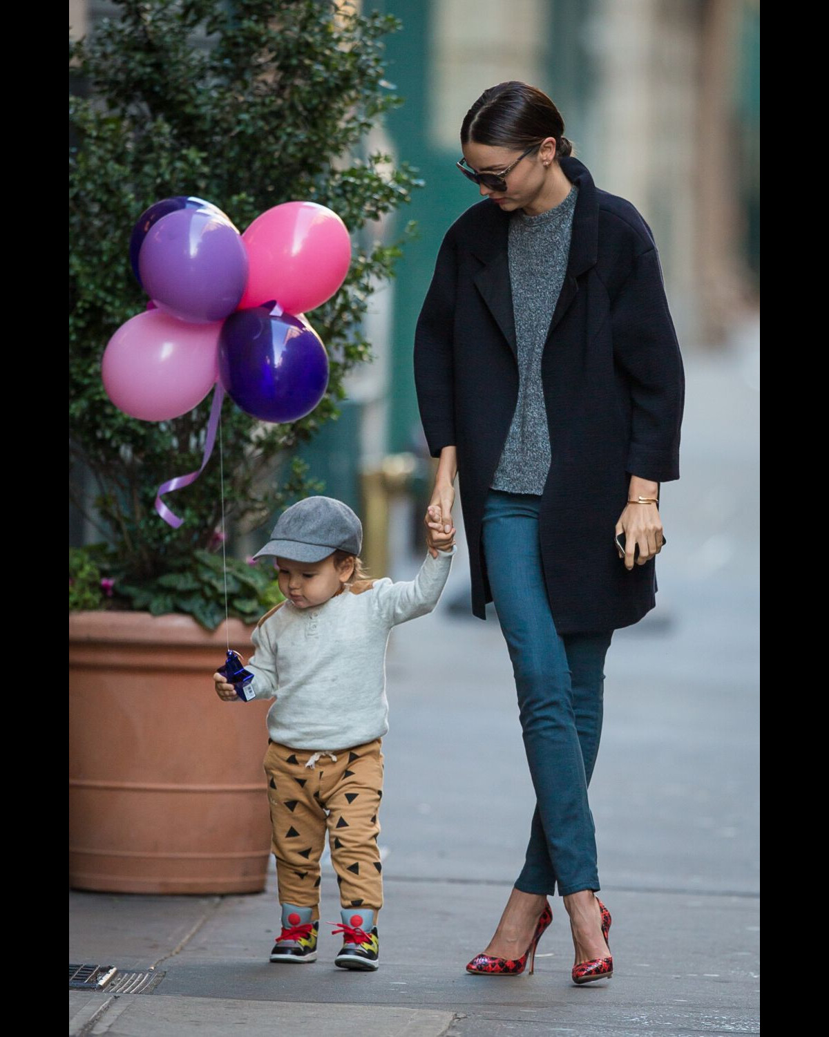 Vidéo : Miranda Kerr reste au chaud au cours d'une balade avec son fils ...