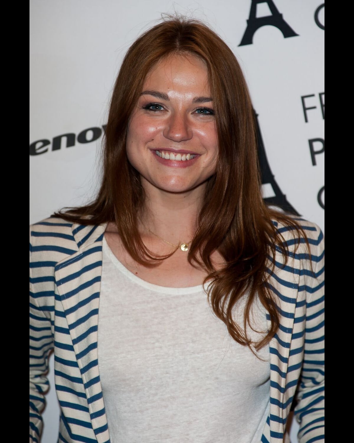 Photo : Emilie Dequenne pétillante lors de la première du film A perdre ...