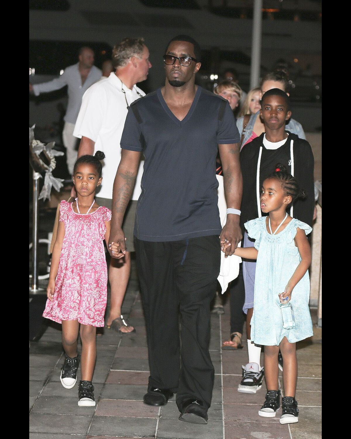 Photo : Diddy et trois de ses enfants remontent dans leur yacht à Gustavia. Le 27 décembre 2012 ...