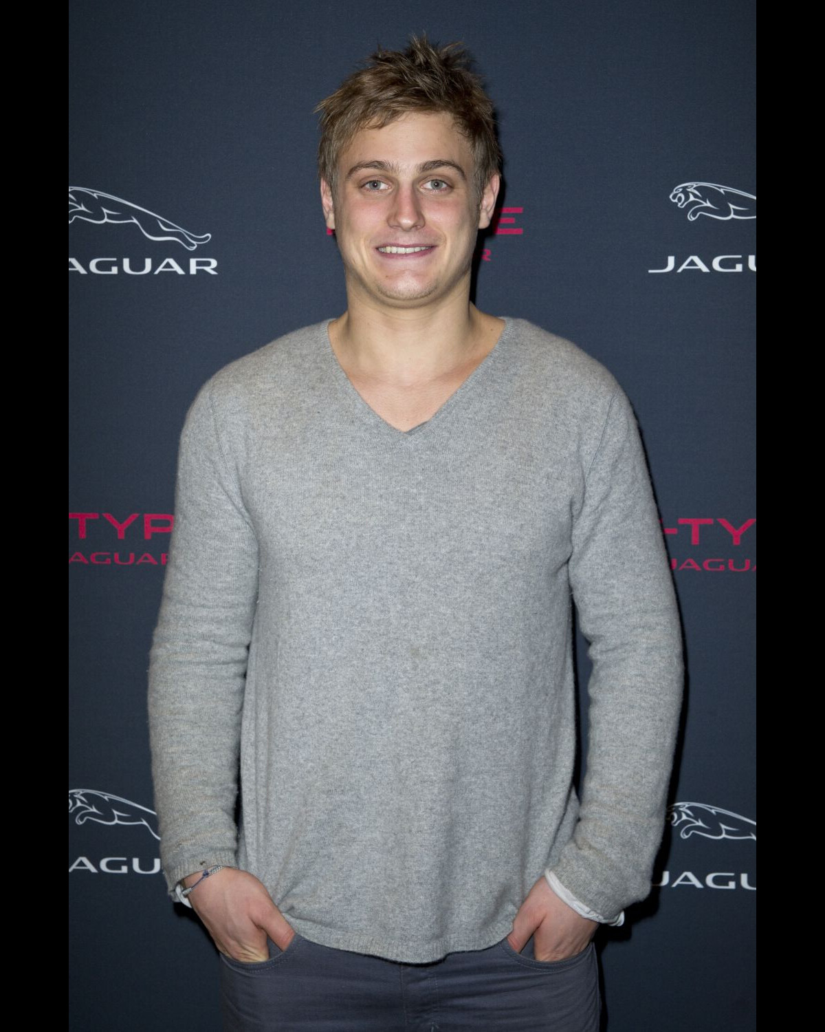 Photo : Jules Plisson pose pour le lancement de la nouvelle jaguar F ...