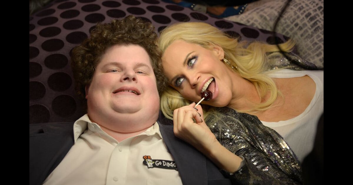 Jenny McCarthy s'offre le geek du Super Bowl pour la première de son ...