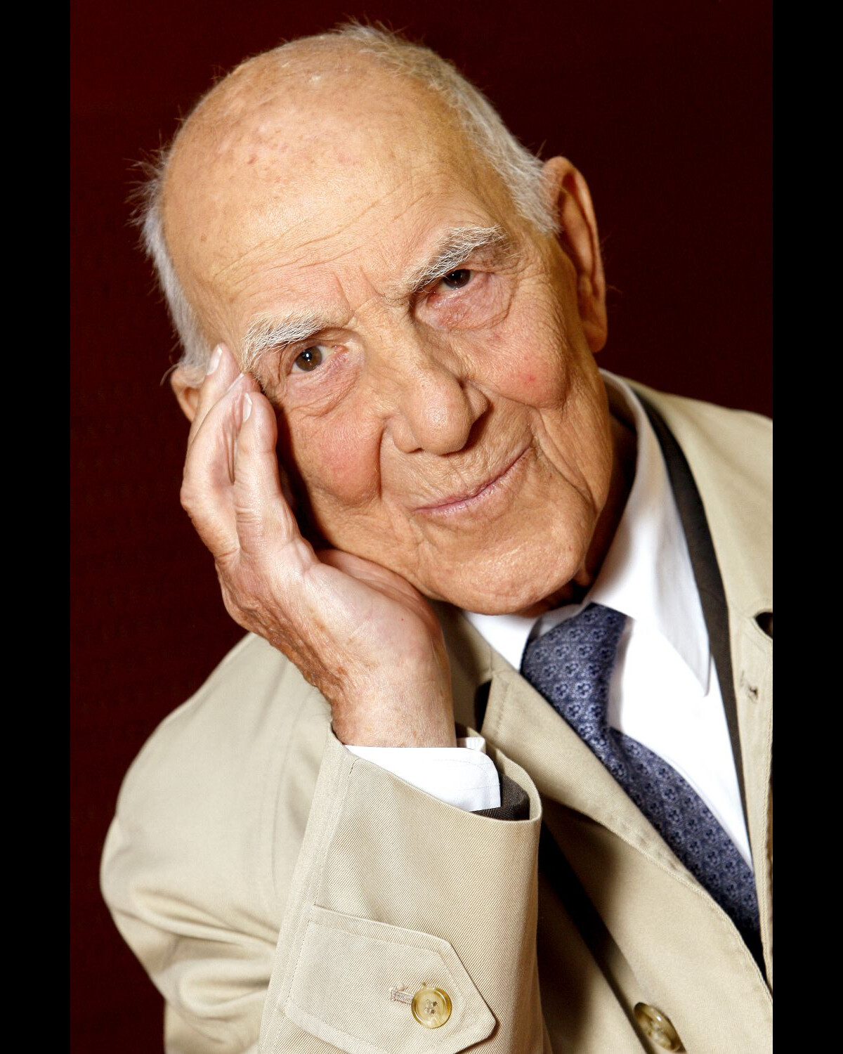 Photo : Stéphane Hessel en 2010 - Purepeople