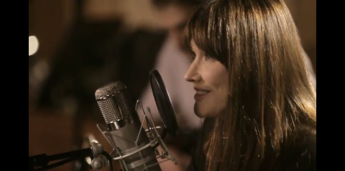 Photo : Carla Bruni dévoile "Mon Raymond". - Purepeople