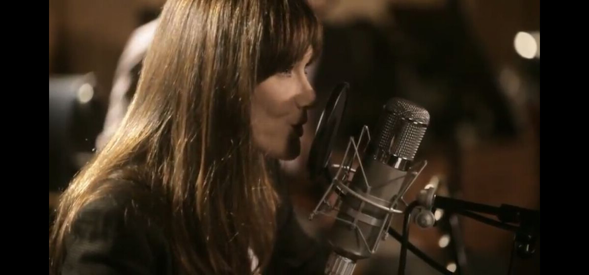 Photo : Carla Bruni chante "Mon Raymond", un titre de son nouvel album ...