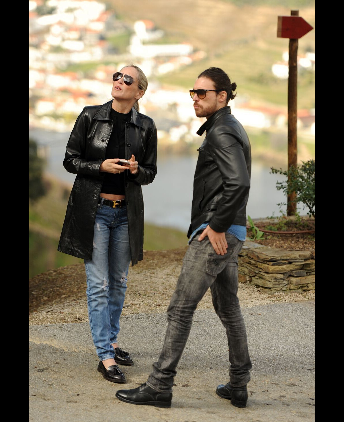 Photo : Sharon Stone et Martin Mica admirant les décors de la vallée du ...