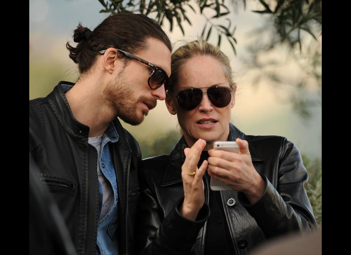 Photo : Sharon Stone montre ses photos à Martin Mica en balade dans la ...