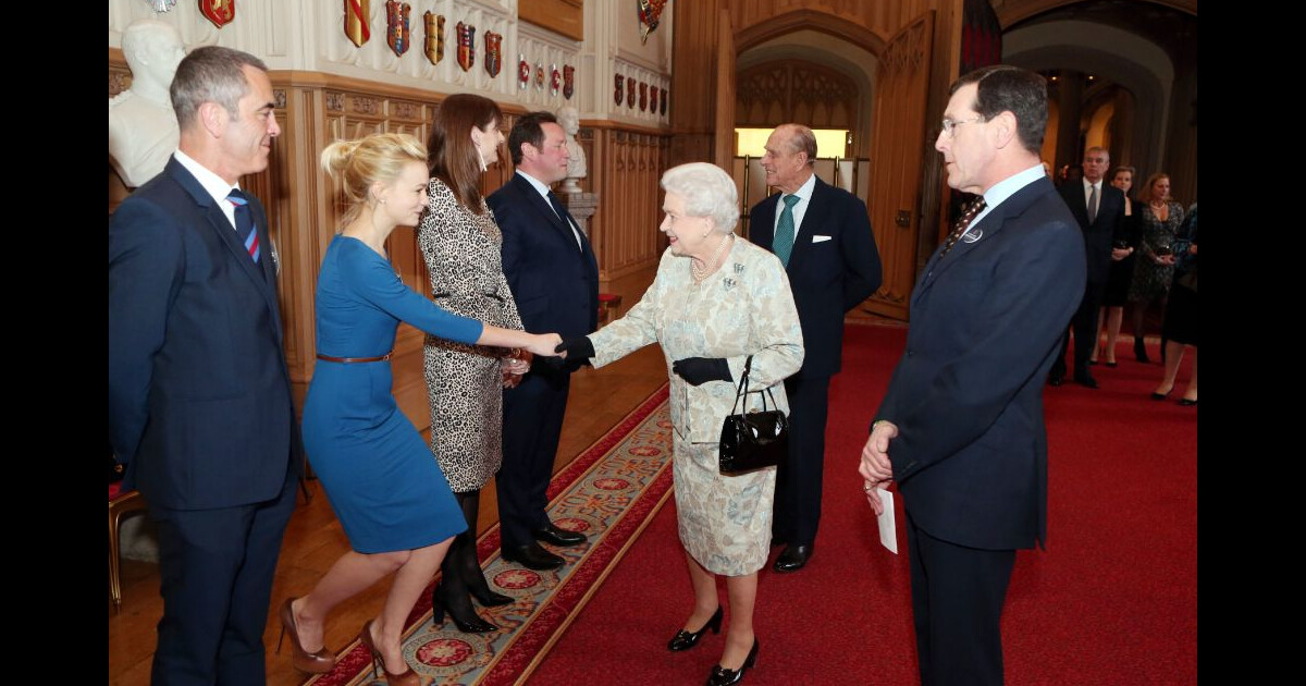 Elizabeth II reçoit un BAFTA devant la belle Carey Mulligan et le ...