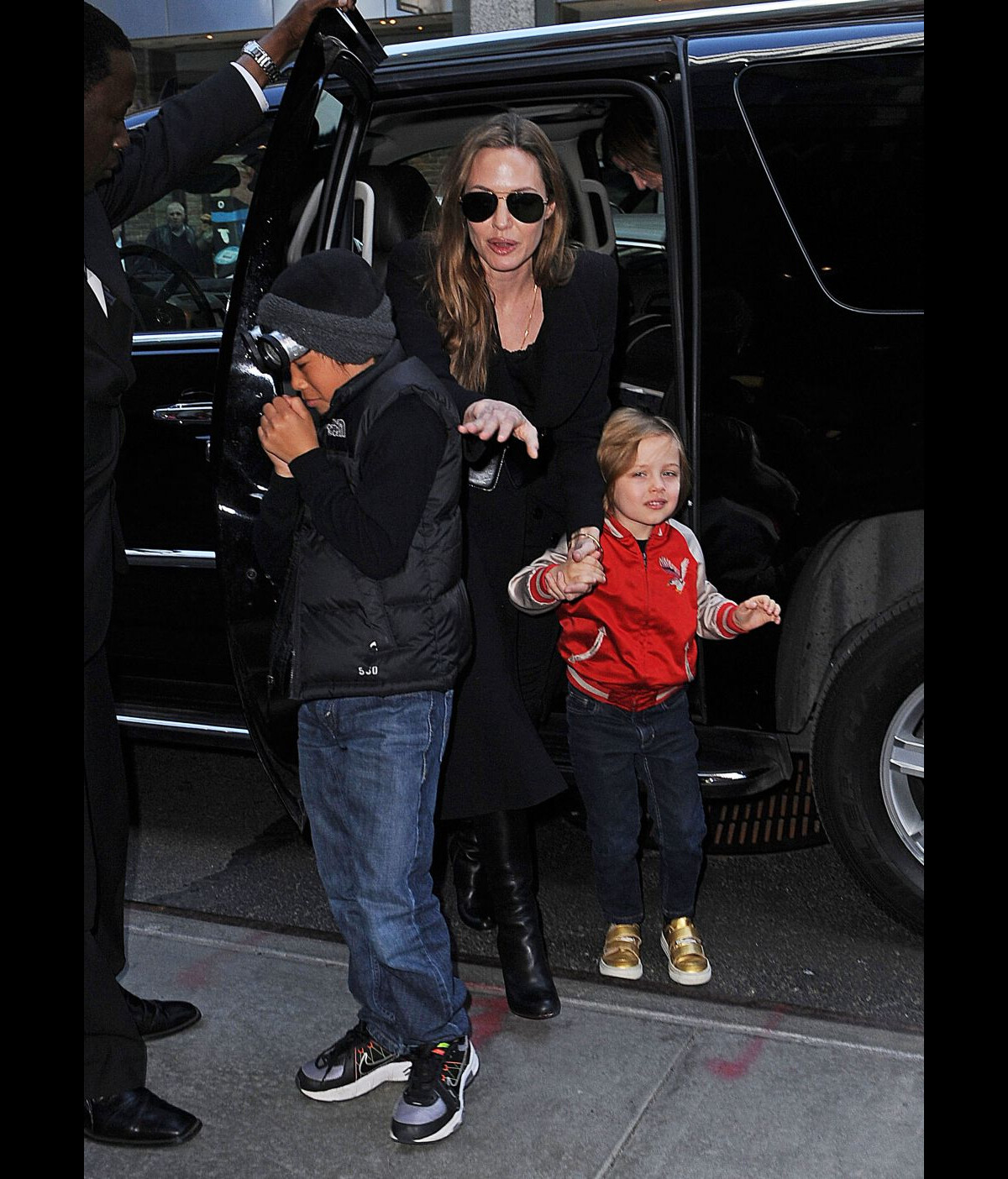 Photo Angelina Jolie Arrive Avec Ses Enfants Pax Et Shiloh Dans Le