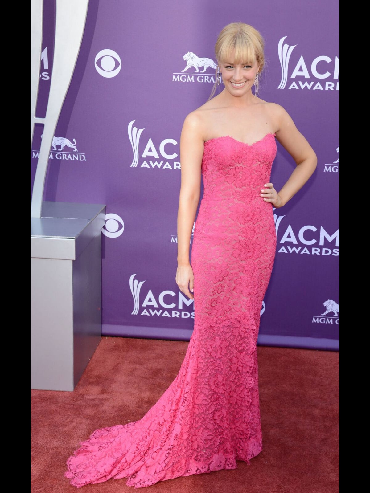 Photo : Beth Behrs à 48e soirée anuelle des Academy Of Country Music ...