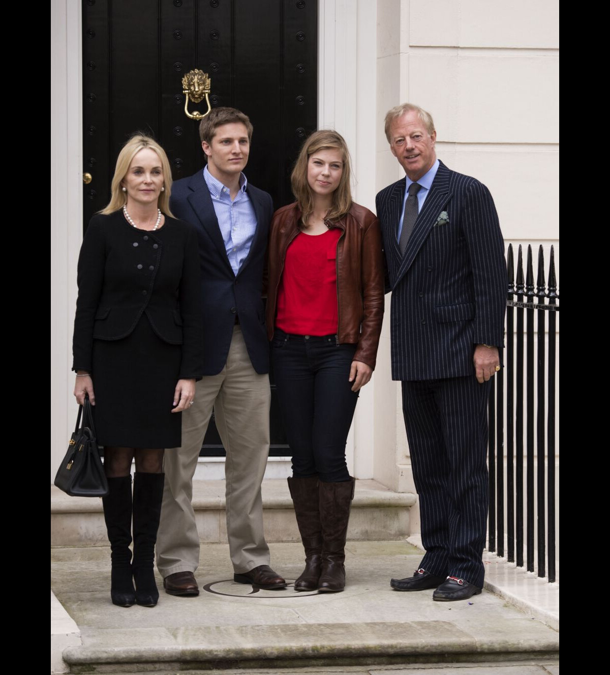 Photo : Sir Mark Thatcher, son épouse Sarah et leurs enfants Michael et Amanda posent à Chester ...