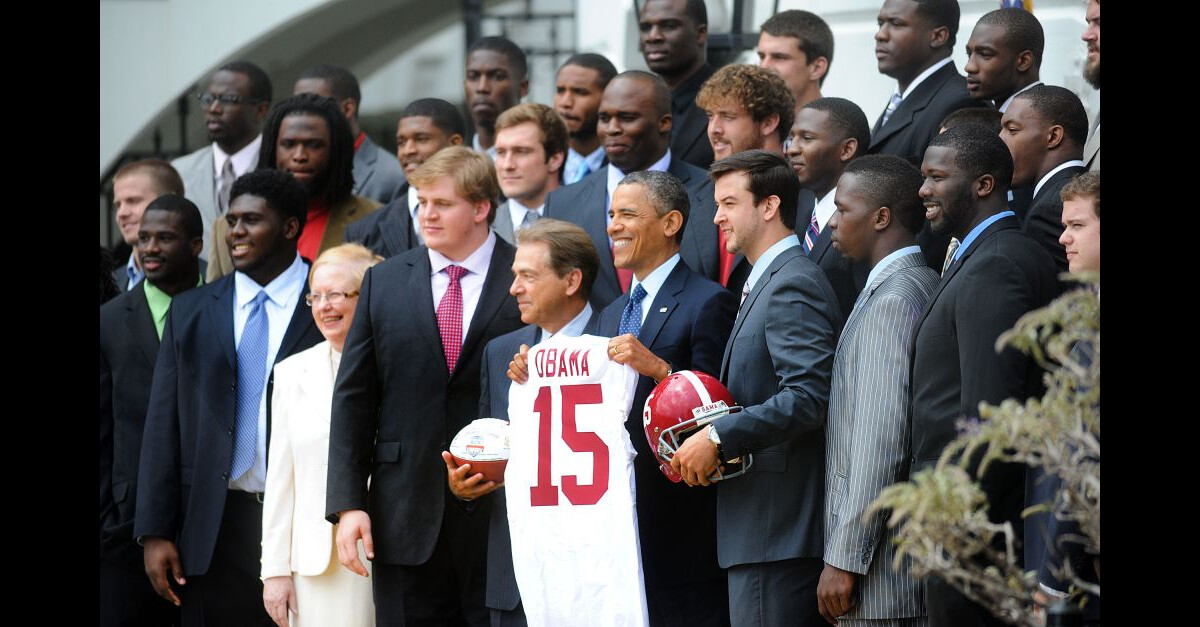Photo : Barack Obama et ses cadeaux reçus de l'équipe universitaire de ...