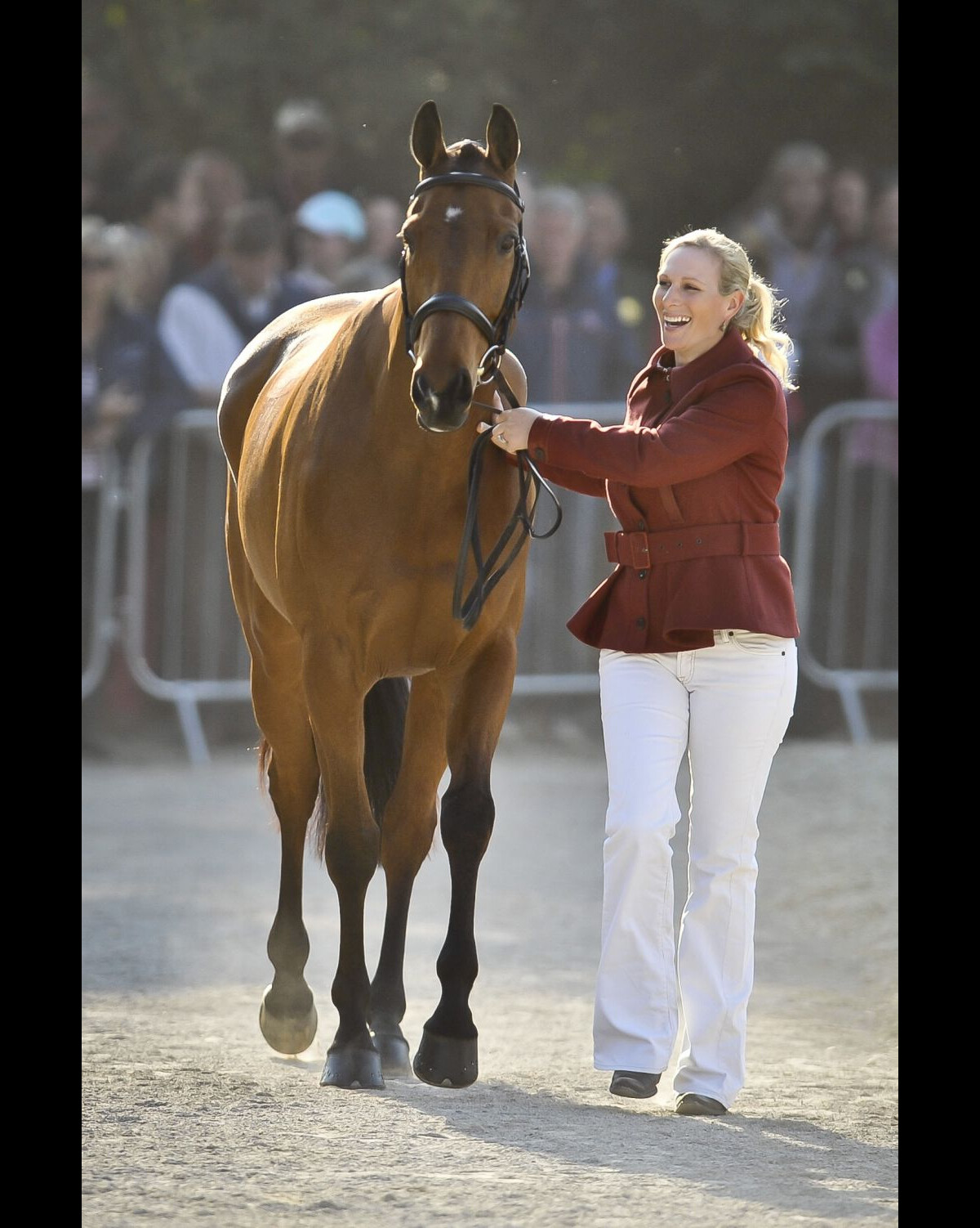 Photo : Zara Phillips a gardé le sourire malgré les caprices de son ...