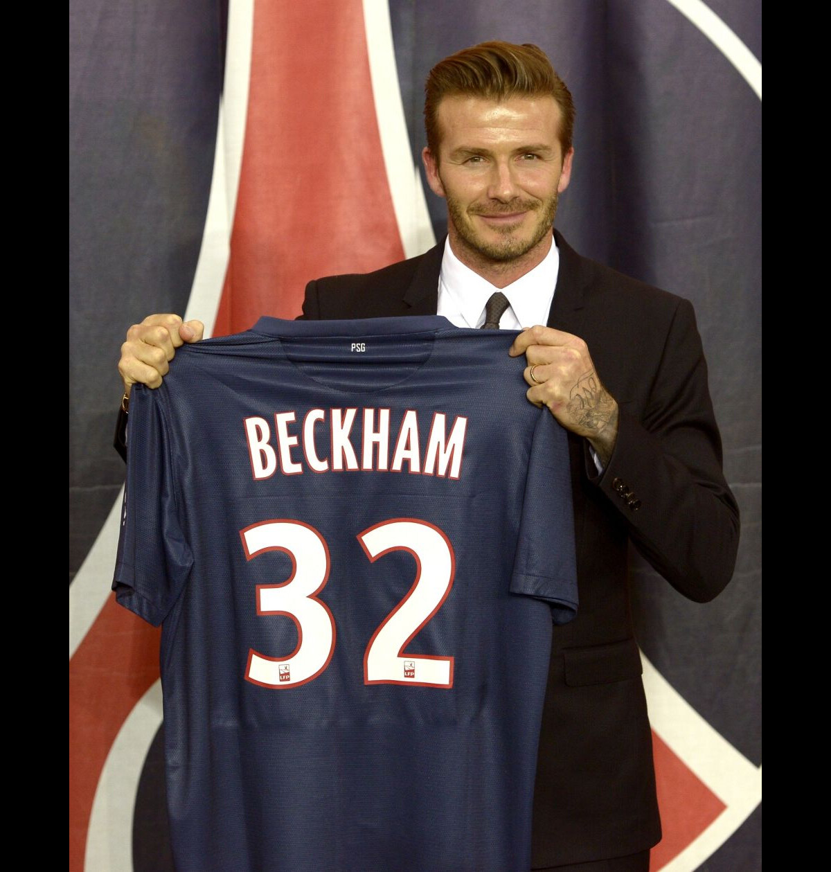 Photo : David Beckham pose au Parc des Princes après la signature de ...