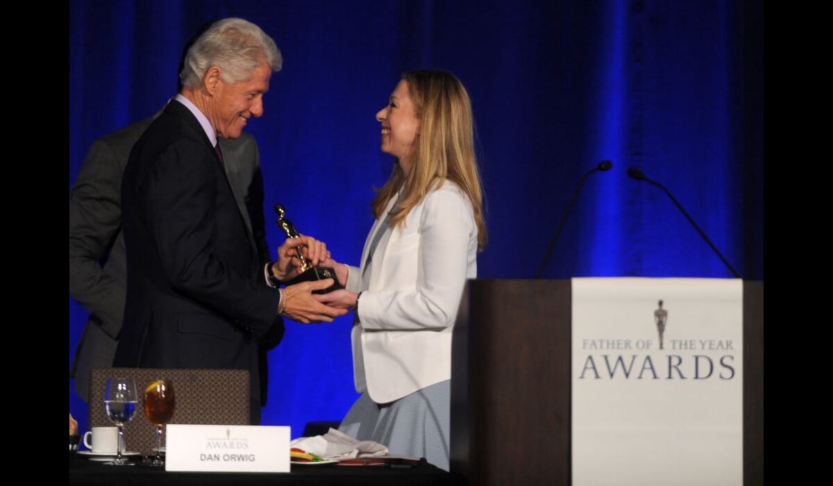Photo : Chelsea Clinton remet à son père Bill Clinton le trophée Father ...