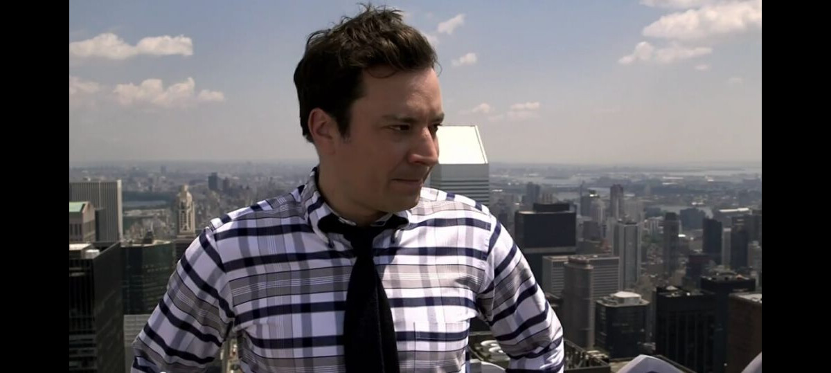 Photo : L'animateur Jimmy Fallon dans un sketch avec Brad Pitt diffusé ...