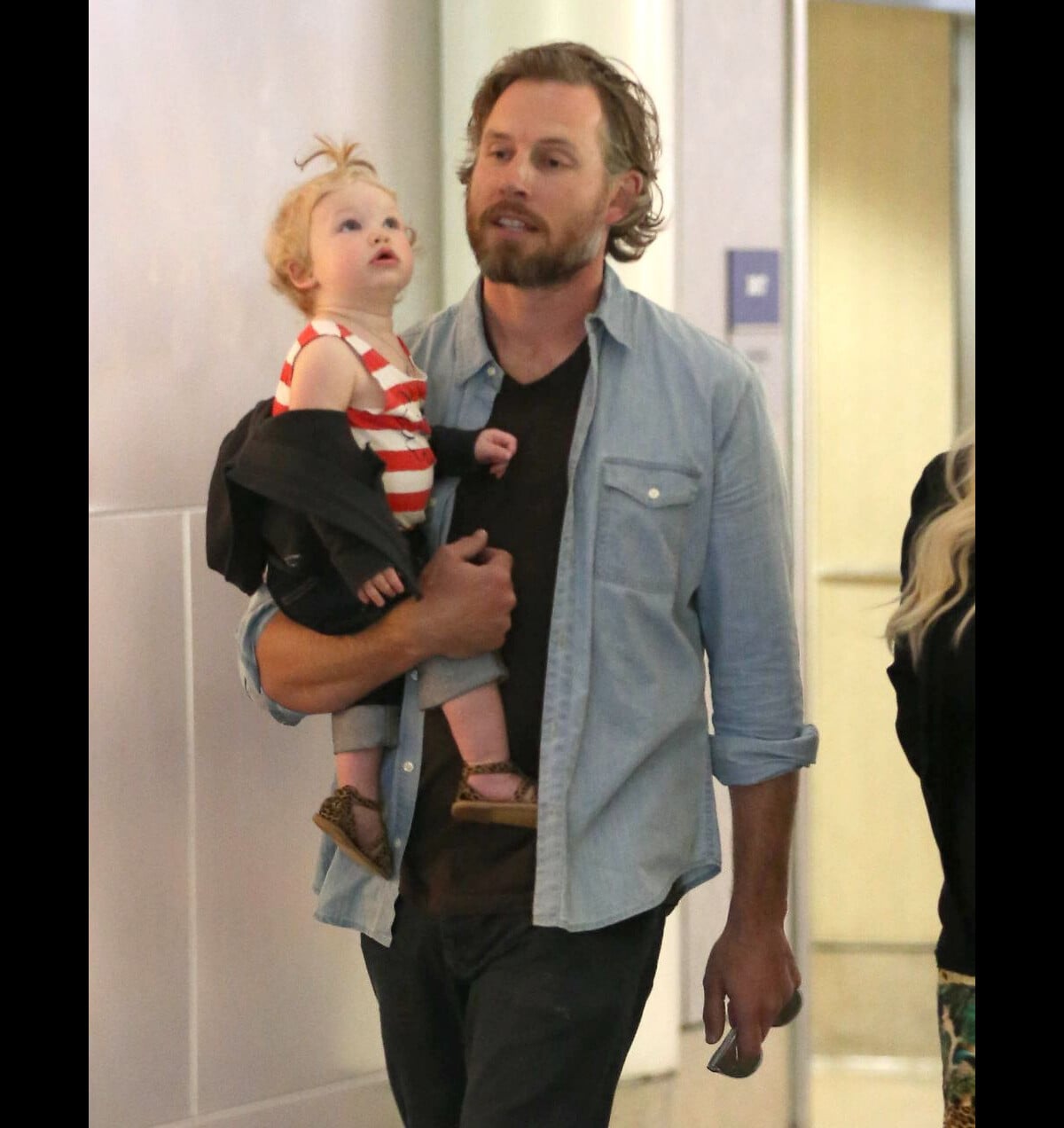 Photo : Exclusif - Eric Johnson et sa fille Maxwell à l'aéroport de Los ...